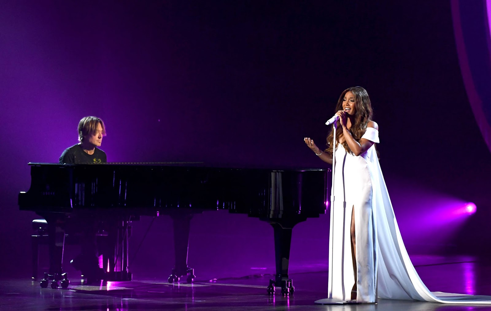 Country Music Singer Mickey Guyton Becomes First Black Woman To Perform ...