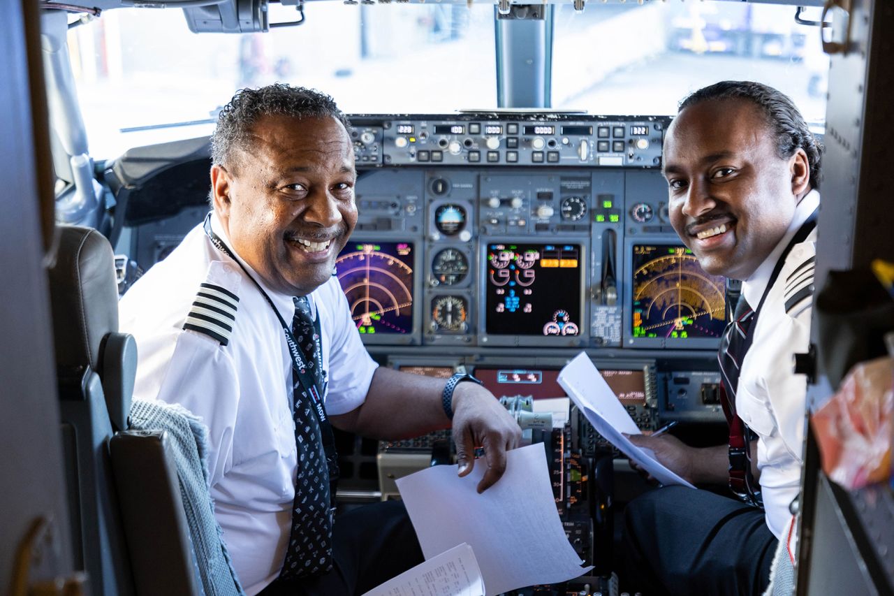 Father and Son Recreate Heartwarming Airplane Photo 30 Years Later ...